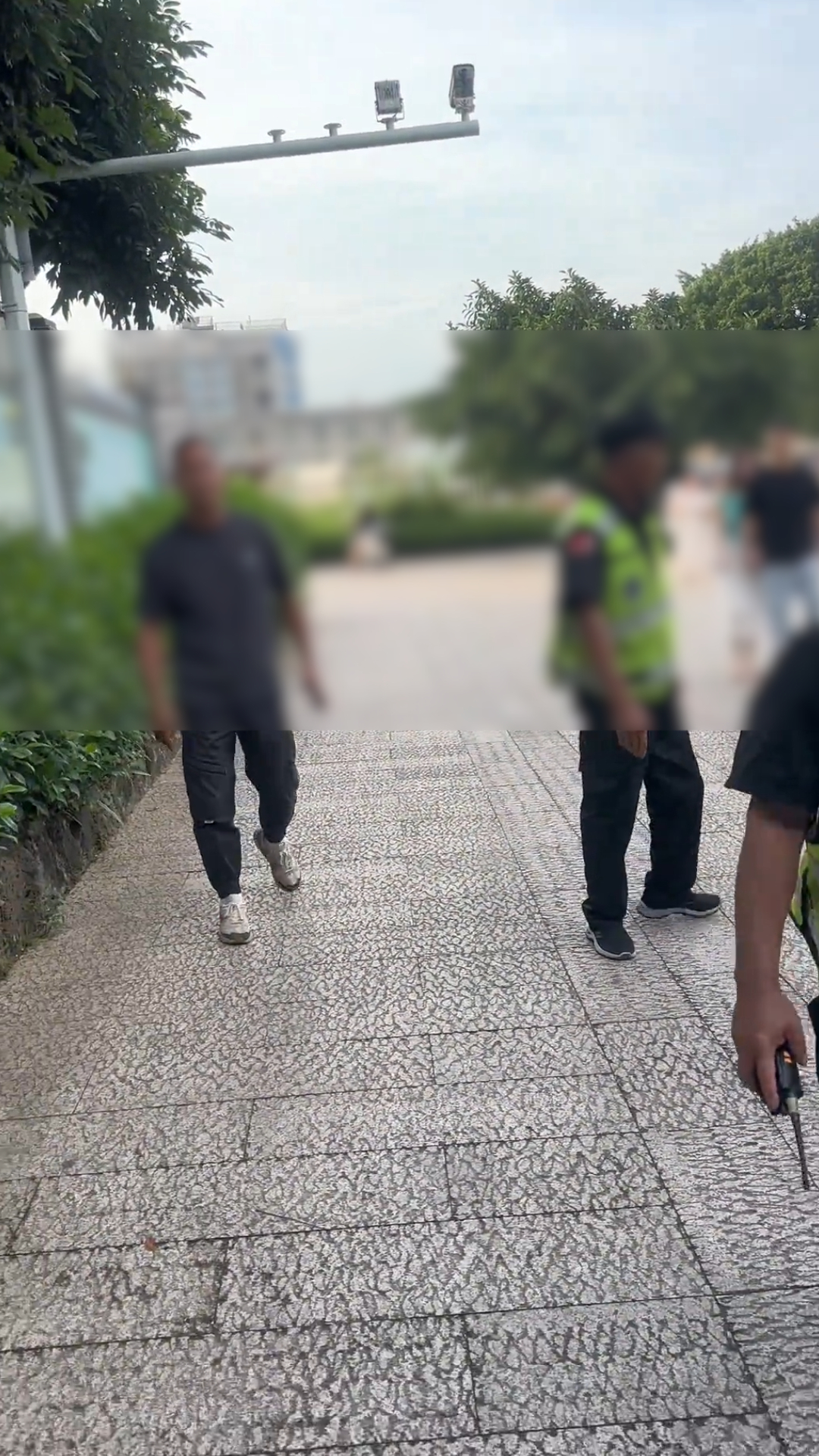 摄影师带顾客在开放式景区拍照,遭人驱赶怒斥,景区:商拍要缴费