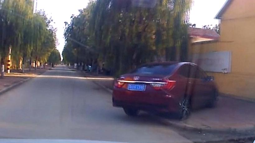 不管不顾就倒车,红色轿车撞到直行中的白车,害人又害己啊