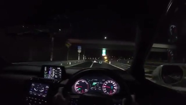 外国人讲解丰田皇冠2.5L混动的驾驶感受!