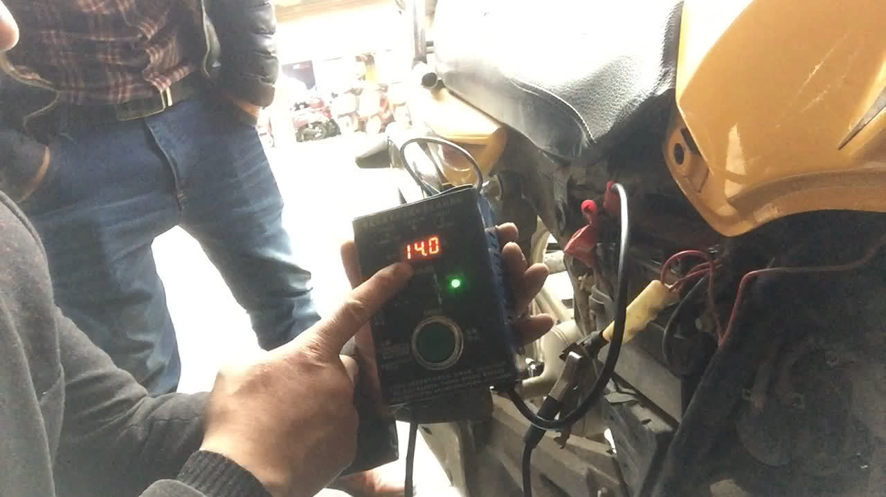 修车师傅,教你一招去判断是电瓶坏,还是机车充电线路问题