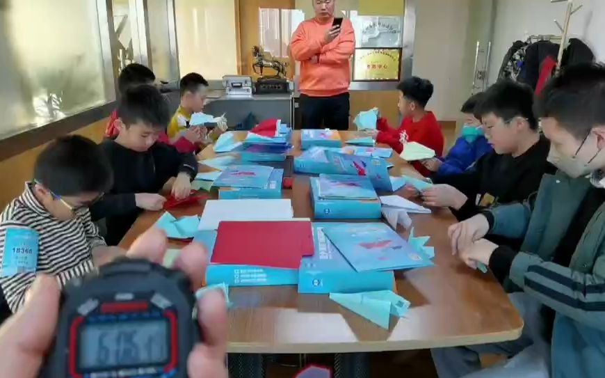 模型协会制作纸飞机视频