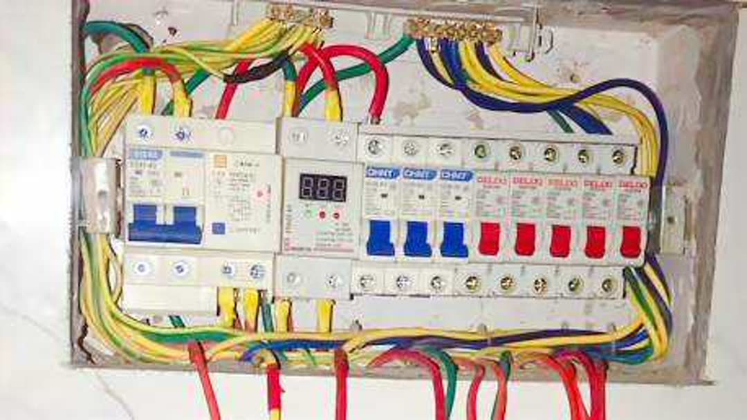 装修电路一定要检查总开关,千万不要用漏电保护器,跳闸太频繁了