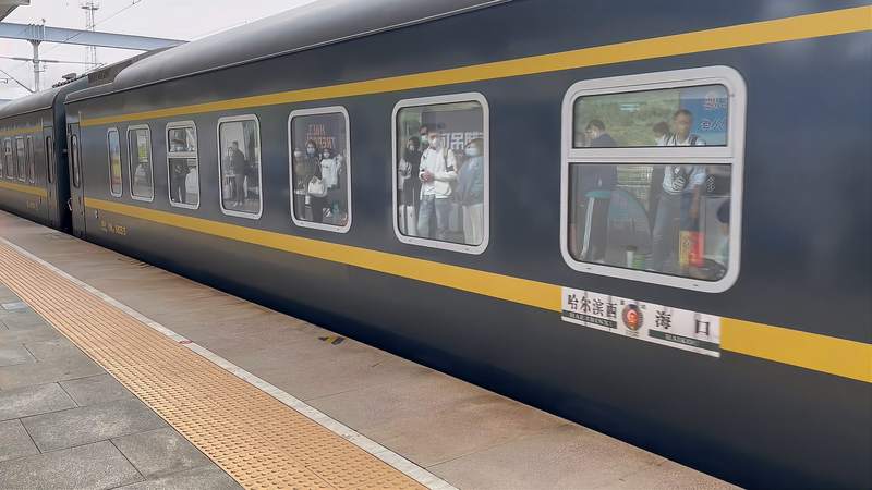 Z112次列车从海南出发,一路向北开进黑龙江,直达冰城哈尔滨