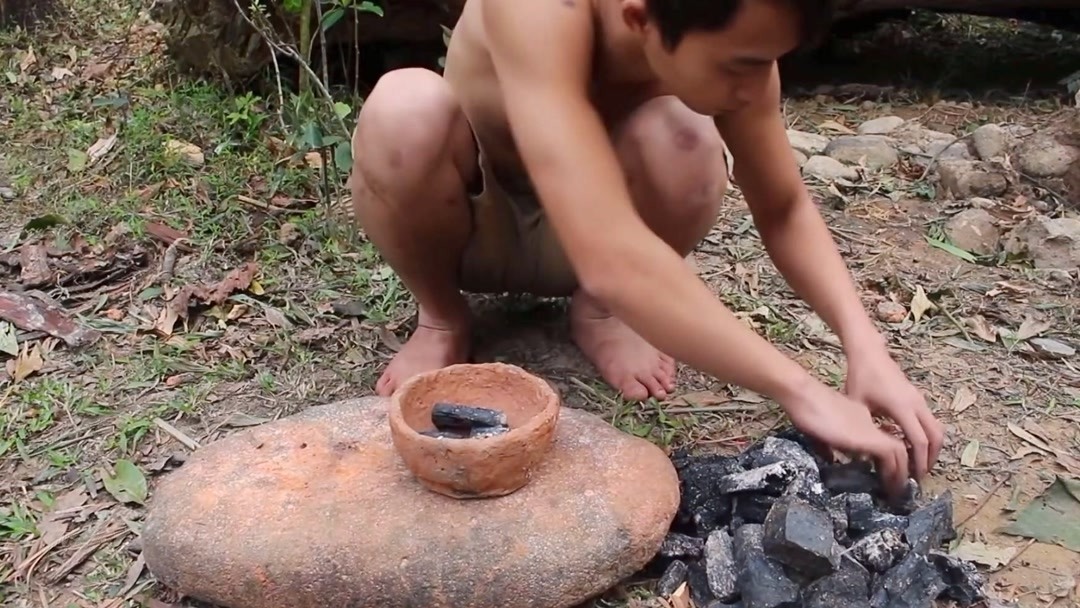 使用最原始的方法制作木炭,不怕没有火了!