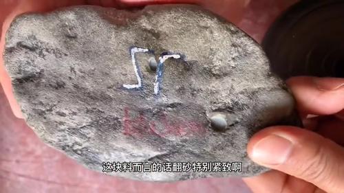 20000块的翡翠原石是涨是垮,就看这一刀了