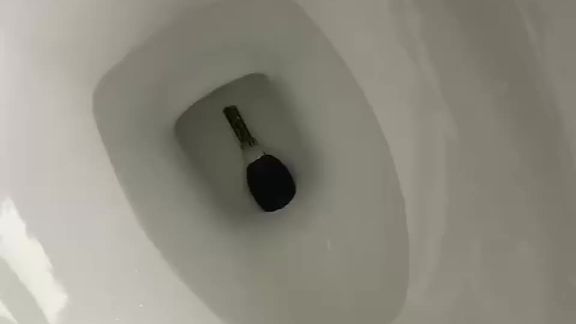 家里唯一的一把开门钥匙掉厕所里了,不敢拿不敢碰,怎么办