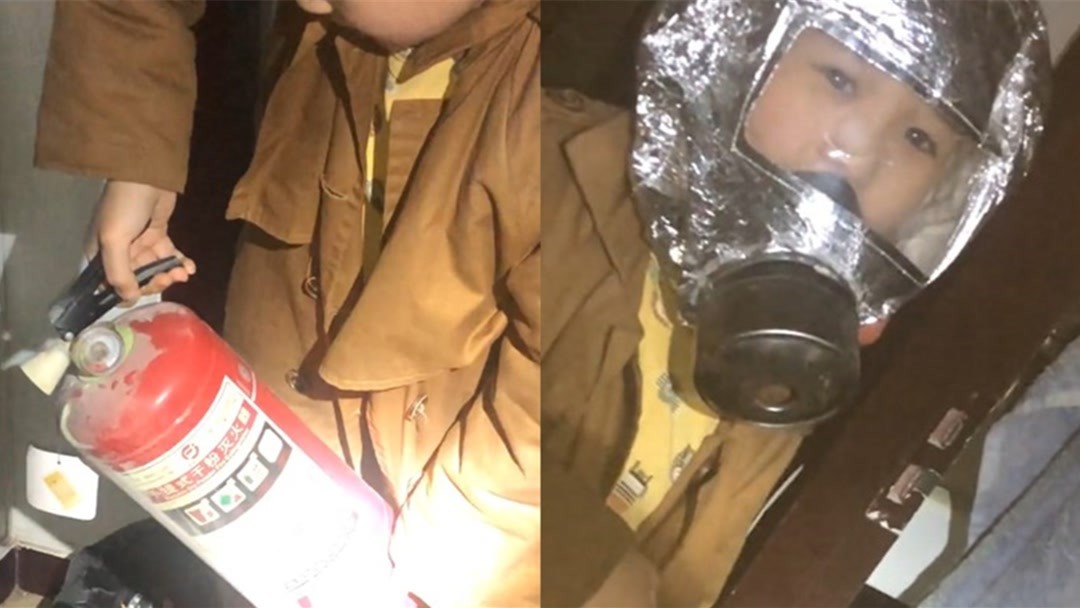 9岁男孩上演教科书式灭火:光脚丫引导消防车,熟练使用灭火器!