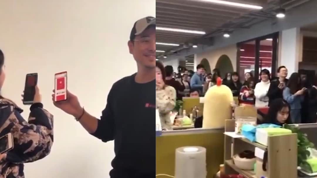 老板年会上举二维码发红包,员工排长队扫码堪比明星见面会