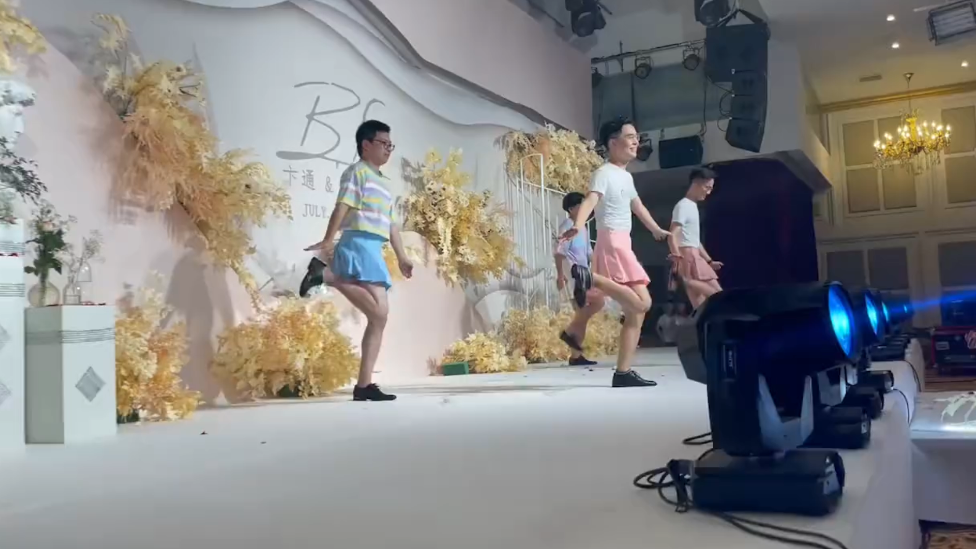 辣眼!小伙们穿短裙自编舞蹈送新人,网友:这才是“萌男”干的事