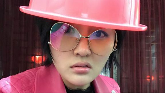 本山传媒大娇娇:搞笑自拍“爱钞票”