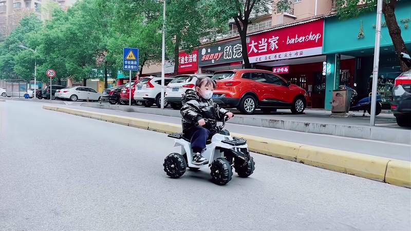 给宝宝买电动玩具车,小芋圆不会开,只会原地打转,尴尬!