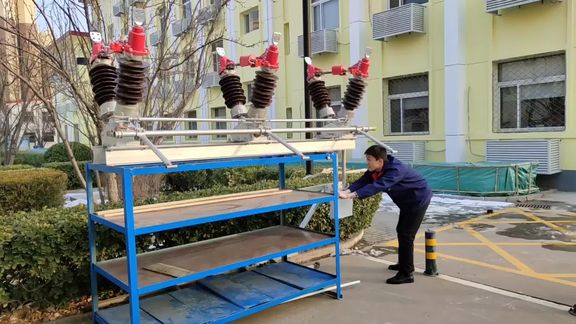 35kV户外隔离开关培训设备,带你实际操作一遍