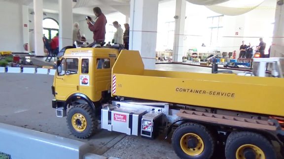 RC模型施工现场行动 RC卡车挖掘机斯堪尼亚