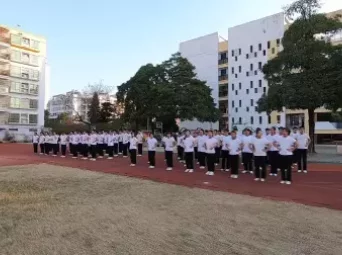 ...八年级校运会入场式第二次表演(北海市第二实验学校,2019年12月2日)