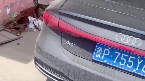 今年的买卖不好干,诞生了不少奇才,小伙竟然用打气筒给汽车轮胎打气