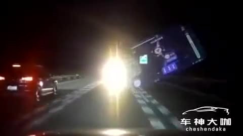 简直是疯了!高速逆行还要开远光?