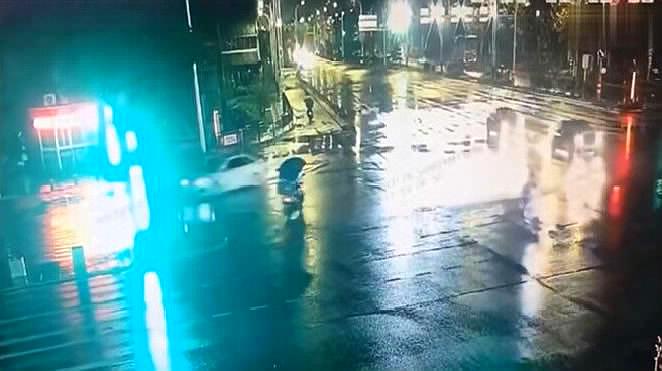 外卖小哥逆行撞车 理由竟是路太宽了