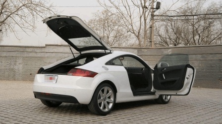 豪车的车门没有边框,用力关几次就会这样,再土豪也心疼!