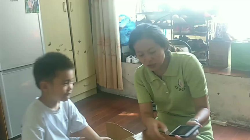 中秋放假幼儿园有作业,看一个妈妈怎么耐心的陪儿子画画