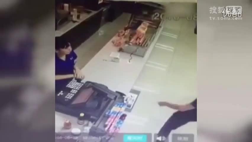 实拍男子抢劫捅商场17小女孩两刀抢救无效死亡