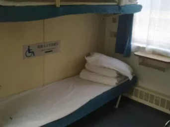 火车硬卧车厢为什么不把男女分开?不怕男性犯错?列车长说出真相