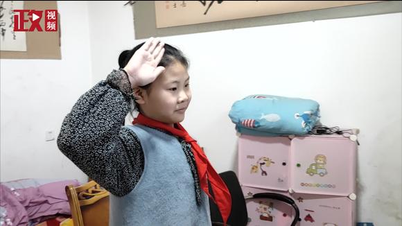 不一样的升旗仪式!小学生在家升国旗唱国歌