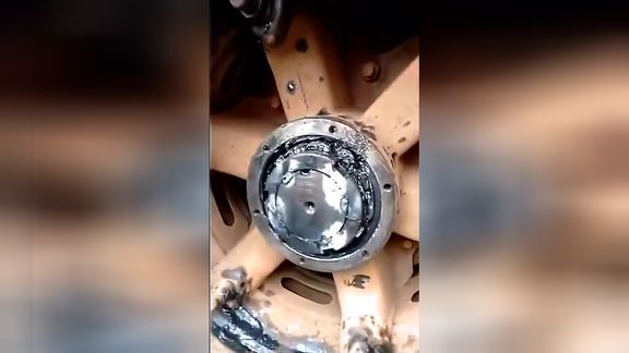 看看印度老师傅是怎么修补轮毂的,虽然设备很简陋