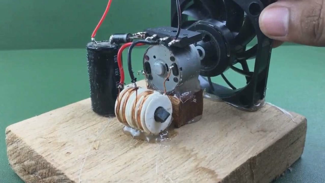 磁铁提供动力能量带动发电机运转的台灯,不用电池不需要插电