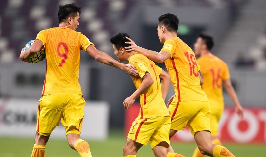 站着死!回顾国足上届12强赛末战 郑智染红武磊绝杀2-1卡塔尔