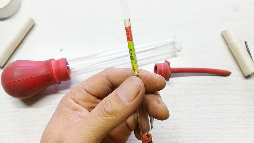 用密度计对电池电解液进行测试!看看两块电瓶的差别