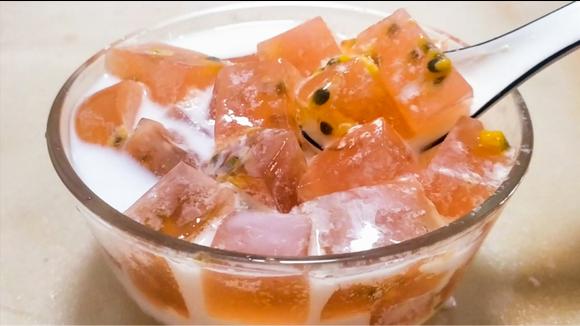 百香果壳能美容养颜,和果肉做成百香果果冻,冰爽酸甜,夏日甜品