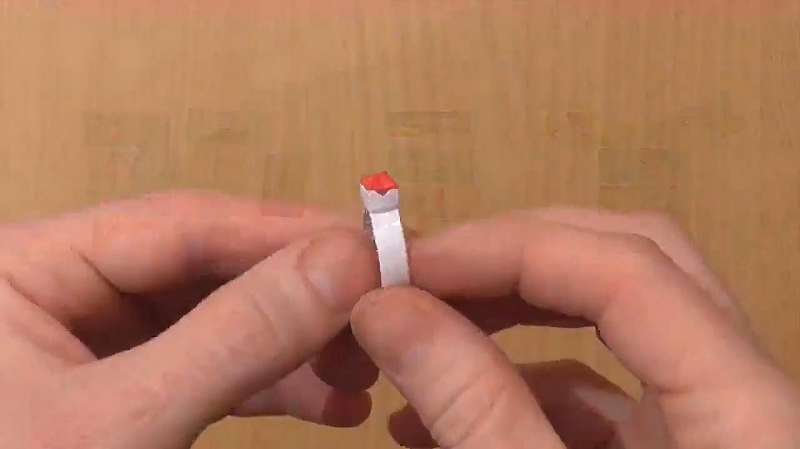 小哥哥用纸折了一枚戒指,步骤简单又详细,趣味十足