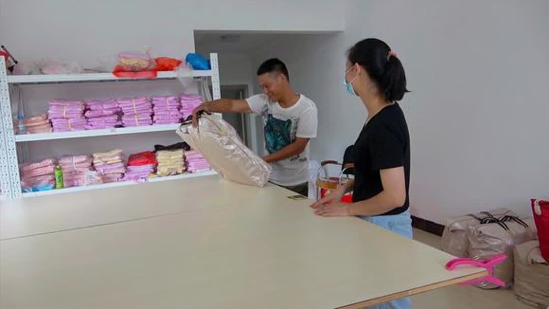 民间纯手工制作蚕丝被,整张蚕丝制作太柔软了,大家一起去看看