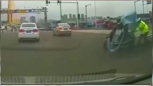 交警小哥哥,电动车就敢在他眼皮底下硬开走