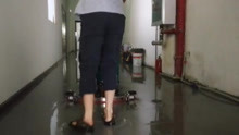 糟心!楼道水管破了水漫金山了!拿长淮洗地机来吸水排水吧