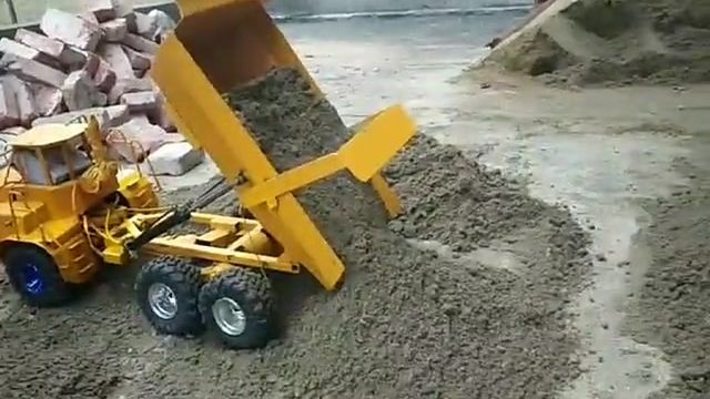 玩具:RC模型翻斗车卸土