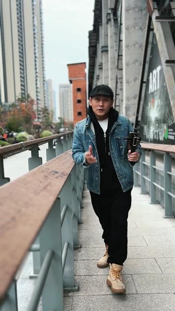 街拍遇见栏杆扶手怎么自拍出大片这样的拍照技巧学起来