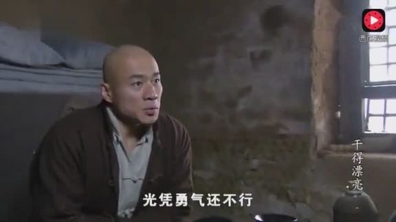 女特务想用鸽子偷偷传递信息,不巧被小伙打下来要炖汤喝