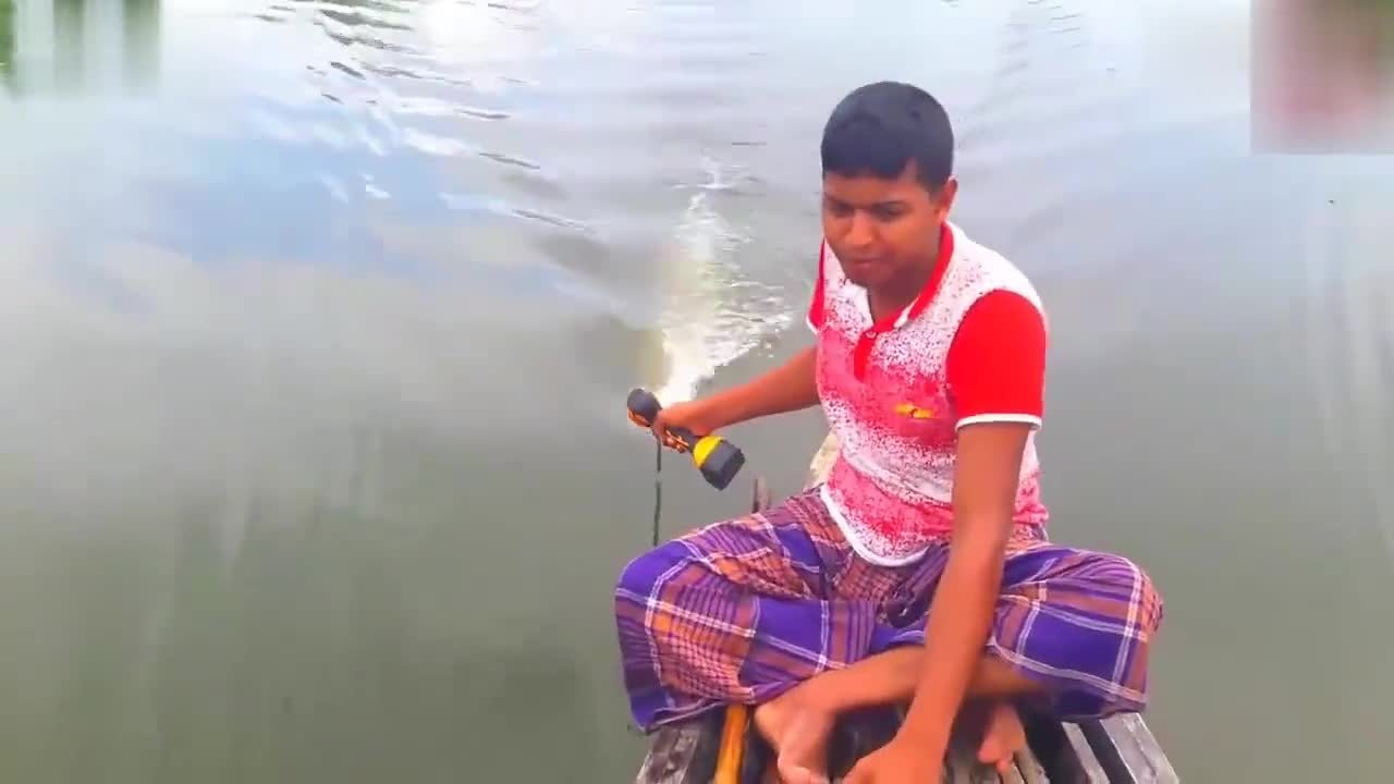 高手在民间,农村小伙用电钻制作船的旋螺桨,就是这么简单实用!