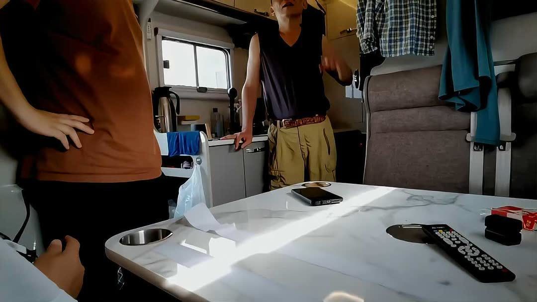 台湾人的大厨房,大卡座,大冰箱房车!房车生活