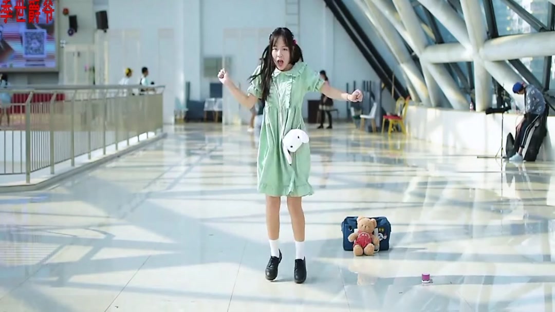 舞法天女:又一美女来模仿法苏天女这支舞蹈