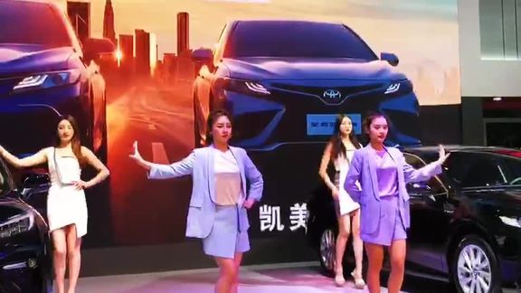 继续看车模小姐姐ߙ�#车展现场 #车模小姐姐 #凯美瑞