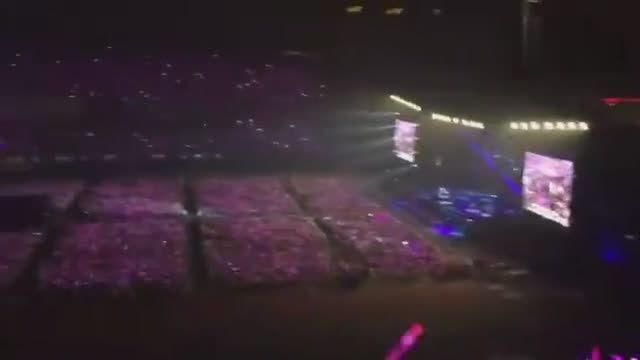 周杰伦演唱会现场,万人合唱《晴天》,太震撼了