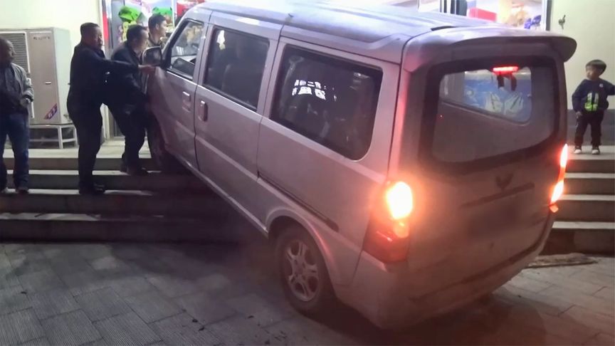 女司机误踩油门撞倒行人冲上台阶 事后反应看懵众人