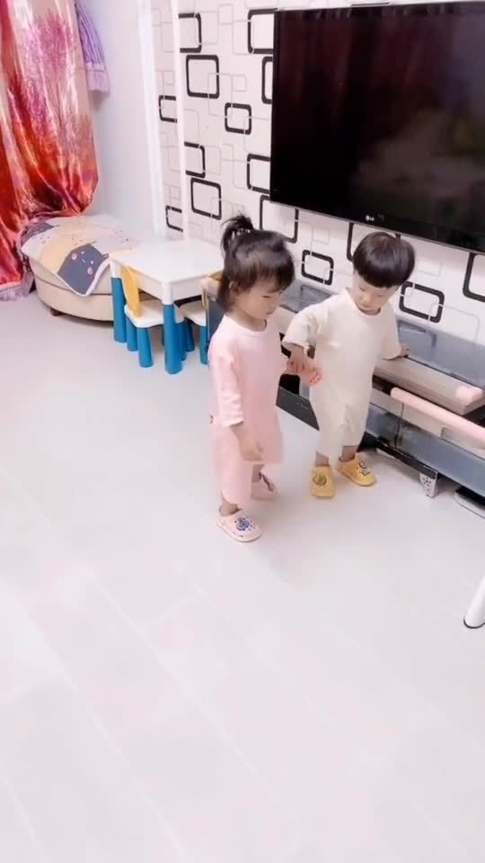 真不愧是在一个娘胎里待过的感情超好