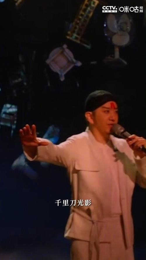 #咪咕综艺社# #无问破碎感舞台# @任贤齐 @Ron吴卓羲 @刘恺威 @郝云 披荆斩棘合作舞台《无问》破碎感好强～哥哥们用动人的嗓音将歌中的温情娓娓道来,结合中国传统乐器的演绎,为观众带来一场视听盛宴[抱一抱]来@咪咕视频 看《披荆斩棘》get更多精彩舞台吧! #披荆斩棘三公观后感#