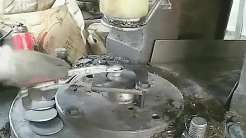 工人为了提高作业效率,这手速简直太快了,整个过程千万不要眨眼!