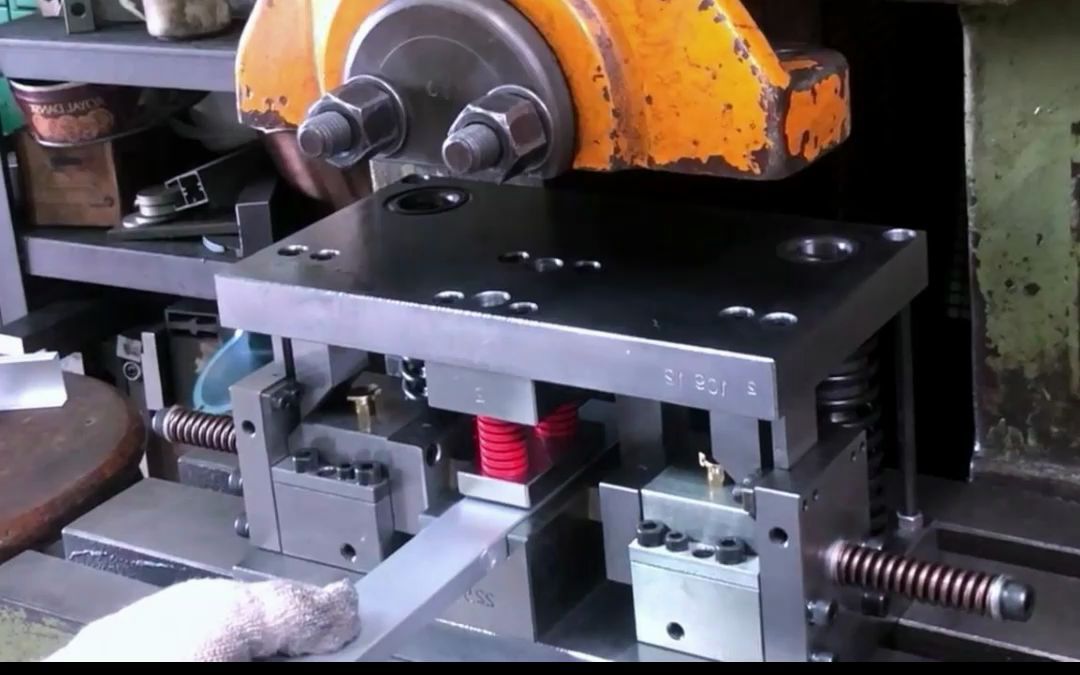 型材侧冲成型一步到位,模具结构不是一般的复杂,设计师脑洞真大