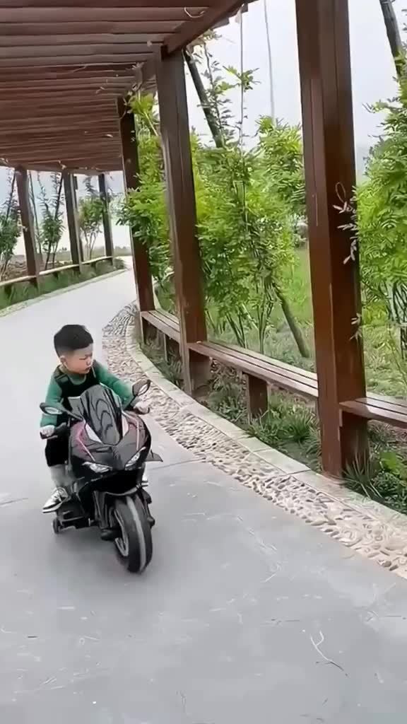 快给家里的宝贝安排上一个电动三轮摩托车吧!