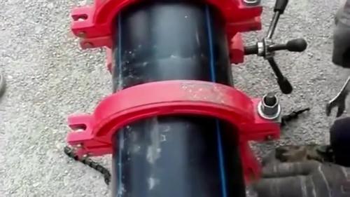 第一次见到PE管热熔这样加工的,农村大哥这波操作,真是让我长见识了